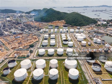 아시아 태국의 원유 저장 탱크 및 가스 석유 화학 산업 및 정유 공장의 드론 포브 비행 전망 환경 0명에 대한 스톡 사진 및 기타 이미지 Istock
