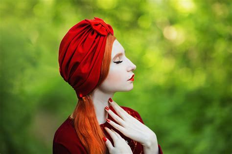 빨간 드레스와 여름 배경에 터 번을 가진 여자 피부와 긴 붉은 머리 창백 붉은 손톱 여자 미국에 대한 스톡 사진 및 기타 이미지 미국 백인종 복고풍 Istock