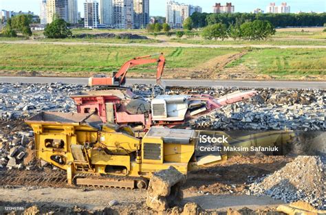 무거운 추적 굴삭기 로드 돌 오래된 아스팔트 또는 콘크리트 폐기물은 모바일 턱 분쇄기 기계에 콘크리트 또는 시멘트 생산에서 재활용을 위해 자갈로 분쇄 및 가공 개발에 대한