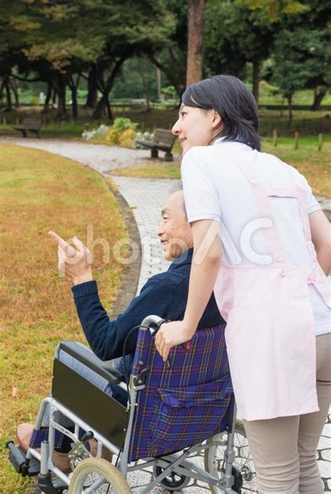 屋外の車椅子の男性と介護士30 No 348293｜写真素材なら「写真ac」無料（フリー）ダウンロードok