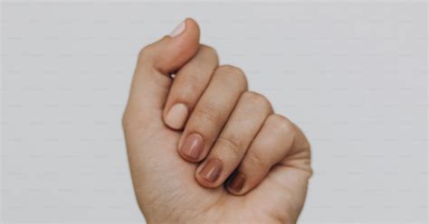 흰색 배경에 피부에 다른 파스텔 색상과 메이크업을 가진 여성 손톱 홈 모던 매니큐어 여성의 손이 위로 올라갔다 여성의 권리 사진 Unsplash의 항의 이미지