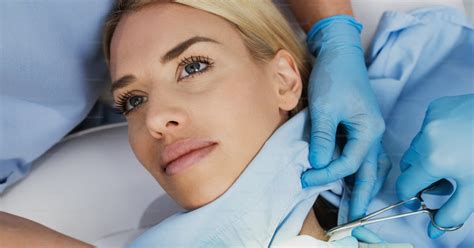 미용 클리닉에서 두더지 또는 반점 제거 치료를 받고 있는 아름다운 젊은 금발 여성 신체 및 얼굴 교정 개념에 대한 의료 수술 위에서 본 모습 사진 Unsplash의