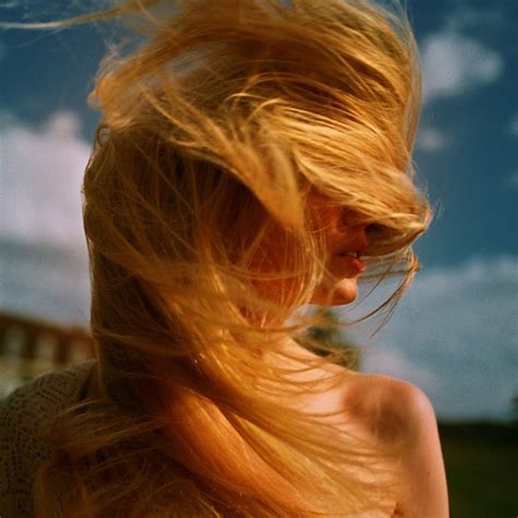 Девушка волосы на ветру 78 фото