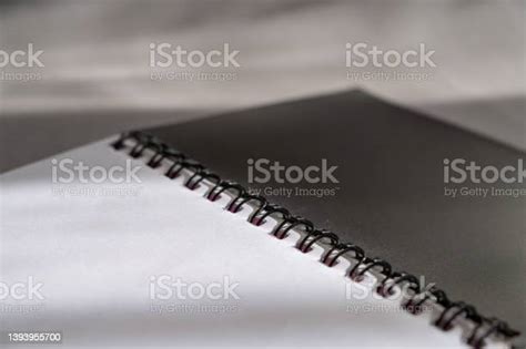 회색 배경에 검은 스프링로드 노트북 열린 노트북과 빈 흰색 시트의 클로즈업 0명에 대한 스톡 사진 및 기타 이미지 0명 공란 그림자 Istock