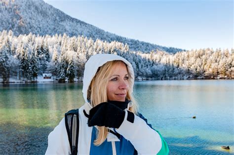 젊은 여 자가 즐기는 아침 겨울 짧은 서사시 줄리안 알프스 이탈리아 유럽 줄리안 알프스 이탈리아laghi 디 Fusine 유럽 알프스 유럽 걷기에 대한 스톡 사진 및 기타