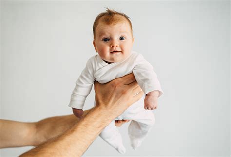 아버지 아기 아기를 손에 안고 행복한 가족 생활 방식 아빠와 딸 부모 개념 귀여운 3 개월 된 아이 2명에 대한 스톡 사진 및 기타 이미지 Istock