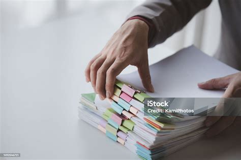 사무실에 회사 재무 보고서 서류 더미가 있는 사람 회사 직원이 성과 요약 및 제출에 사용할 서류를 테이블 위에 올려놓는 사람 문서 관리 개념입니다 3 명에 대한 스톡 사진