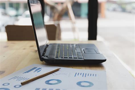 그래프와 다이어그램이 있는 랩톱 컴퓨터와 종이가 있는 비즈니스 작업장 그래프에 대한 스톡 사진 및 기타 이미지 그래프 금융