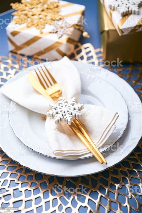 흰색 접시와 금칼붙이 흰색과 금색 종이 장식 과 공에 선물 크리스마스 축제 테이블 설정 0명에 대한 스톡 사진 및 기타 이미지 Istock