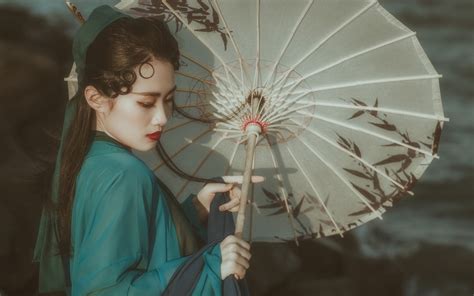 壁纸 复古风格的中国女孩，蓝色衣服，雨伞 5120x2880 Uhd 5k 高清壁纸 图片 照片