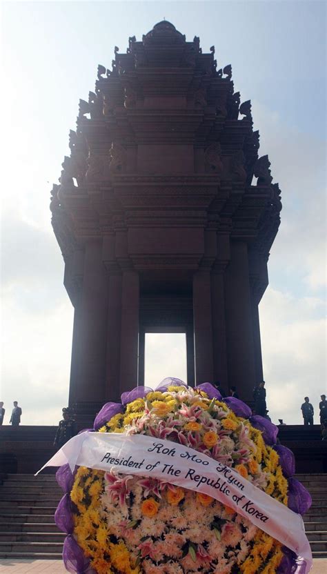 노무현사료관 [캄보디아 독립기념탑에 노무현 대통령이 헌화한 화환]
