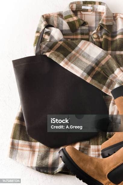 텍스트를 위한 장소가 있는 검은색 에코 쇼핑백 가방 모의 템플릿 평면도 셔츠와 부츠가 있는 옷장 의류 및 액세서리 토트백에 대한