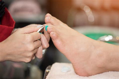 네일 파일 미용사에 의해 매니큐어를 받는 네일 살롱에는 여자의 근접 촬영 샷 개념에 대한 스톡 사진 및 기타 이미지 개념 개념과 주제 건강한 생활방식 Istock