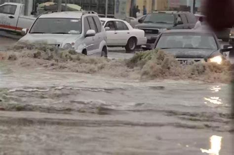 عاجل أمطار غزيرة وسيول وصواعق رعدية ورياح شديدة على عده مناطق سعودية