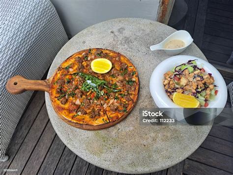 쇠고기 파프리카 셀러리 토마토 마늘 양파 및 특별 소스를 곁들인 Lahmacun 터키 식 피자 제공 신선한 야채와 닭고기를