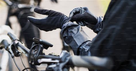 공원에서 야외에서 검은 장갑을 끼고 전기 자전거를 탄 사이클리스트의 클로즈업 사진 Unsplash의 승차 이미지