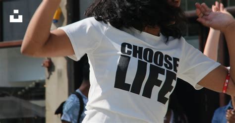 검은색 모자를 쓴 흰색과 검은색 크루넥 티셔츠를 입은 남자 사진 Unsplash의 무료 생명 이미지