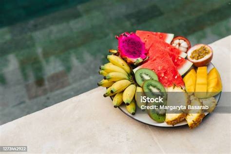 수박 파인애플 바나나 망고스틴 패션 과일 망고 드래곤 과일 등 열대 과일 한 접시 0명에 대한 스톡 사진 및 기타 이미지