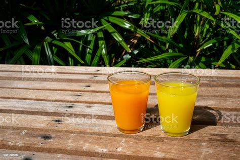 오렌지 주스와 파인애플 주스 음료 비치 테이블 휴식 복사 공간을 위한 여름 신선한 찬물에 물 0명에 대한 스톡 사진 및 기타 이미지 Istock