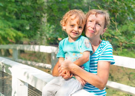 Oma Mit Kind Stock Foto Adobe Stock