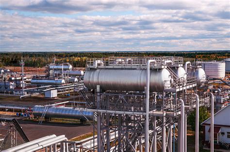 석유 및 가스 산업 석유 정제 및 가공 파이프를 통한 오일 운송을 위한 오일 펌핑 스테이션 및 파이프의 적절한 압력을 유지합니다 0명에 대한 스톡 사진 및 기타 이미지