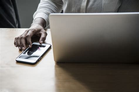 무료 이미지 사업 비즈니스 우먼 동료들 연결 동시대의 책상 디지털 여자 아이디어 인터넷 휴대용 퍼스널 컴퓨터 모임 현대 회로망 사무실 전화