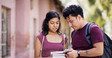 두 명의 어린 학생이 책을 들고 거리에 서서 이야기하고 있습니다 사진 Unsplash의 여자 친구와 남자 친구 이미지