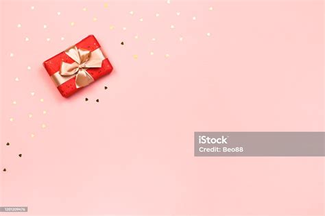 빨간 장식과 선물 상자 분홍색 배경에 황금 심장 색종이 복사 공간 상단보기와 창조적 인 발렌타인 데이 인사말 카드 0명에 대한 스톡 사진 및 기타 이미지 Istock