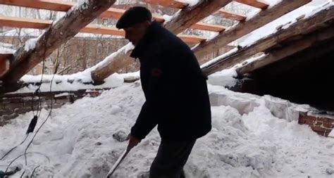 Сугроб на чердаке и потоп в квартире как кировский Фонд капремонта борется с недоделками