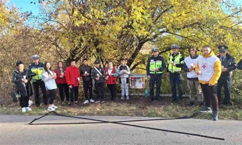 Младите червенокръстци от Ловеч с акция за възпоминание на жертвите на пътя ᐉ Новини Tribune Bg