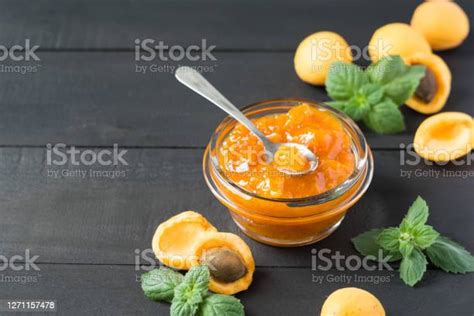 어두운 나무 테이블에 숟가락과 잘 익은 살구와 유리 항아리에 살구 잼 선택적 초점 수평 방향 가을에 대한 스톡 사진 및 기타 이미지 Istock