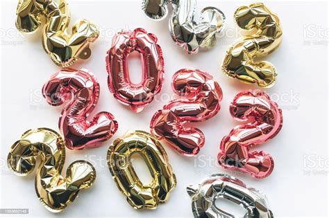 흰색 배경에 숫자 2022의 형태로 호일로 만든 여러 가지 빛깔의 풍선 크리스마스 새해 및 축제 개념을 축하합니다 플랫 레이 상단 보기 2022년에 대한 스톡 사진 및 기타