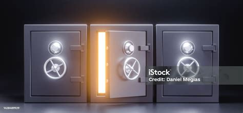 밝은 빛이 반쯤 열린 문을 통해 빛나는 세 개의 금속 금고 3d 렌더링 금고 보안 장비에 대한 스톡 사진 및 기타 이미지 금고 보안 장비 금 금속 금색 Istock