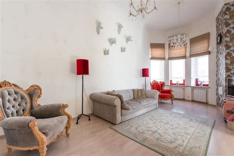 가정 영감 거실 고급스러운 인테리어 고전적인 디자인 독점적인 안락의자 럭셔리 라운지 목재 바닥재 밝은 생활 공간 방 설정 베이 뷰 베이 윈도우 부티크