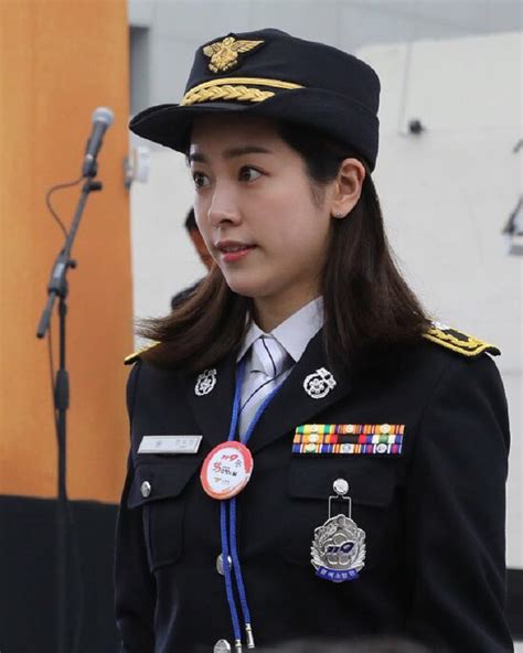 소방관 제복입은 한지민