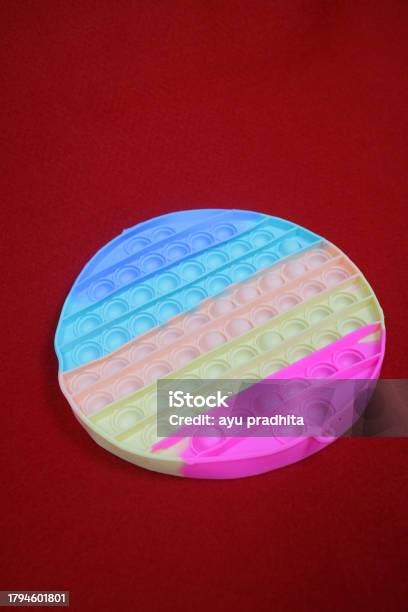 다채로운 안절부절 팝 장난감 스트레스를 줄이는 기능을 하는 원형 모양 빨간색 배경에 2명에 대한 스톡 사진 및 기타 이미지 2명 3차원 형태 개념 Istock