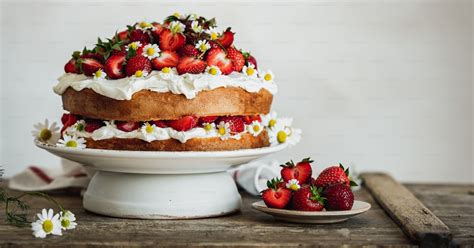 화이트 프로스팅과 딸기를 얹은 케이크 사진 Unsplash의 디저트 이미지