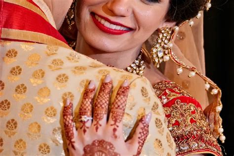 விருந்தாளிகளுக்கு மனைவியை விருந்தாக்கும் கணவன்கள்