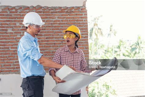 건설 엔지니어 팀워크 안전 정장 트러스트 팀 건설 현장에서 화이트 옐로우 세이프티 하드 햇 보안 장비를 들고 있습니다 민간 건설 엔지니어 개념에 대한 하드 햇 보호 헤드 2