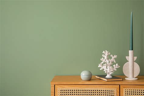 등나무 Commode 현대적인 가정 장식 및 개인 액세서리와 창조적 인 침실 인테리어 구성 유칼립투스 녹색 벽 템플렛 공간을