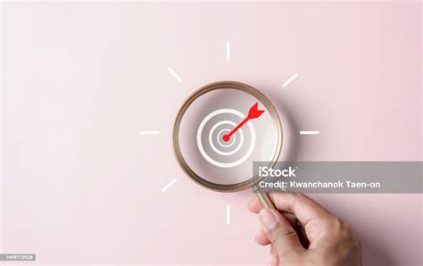 돋보기는 화살표와 아이디어 창조적 인 전구 아이콘으로 객관적인 다트 보드 대상을 겨냥합니다 성공 달성 개념에 대한 비즈니스 목표입니다 가리키기에 대한 스톡 사진 및 기타