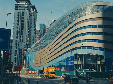 매우 긴 곡선 지붕을 가진 매우 높은 건물 사진 Unsplash의 무료 건물 이미지