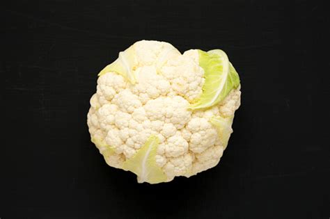 원시 콜리플라워 머리 검은 배경 상단보기에 평면 누워 오버 헤드 위에서 클로즈업 꽃 양배추에 대한 스톡 사진 및 기타 이미지 꽃 양배추 꽃 식물 농업 Istock