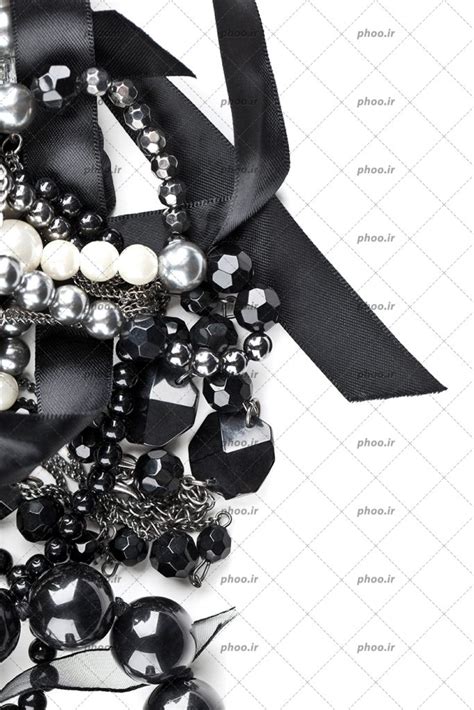 عکس گردنبند های متفاوت در پس زمینه سفید عکس با کیفیت و تصاویر استوک حرفه ای