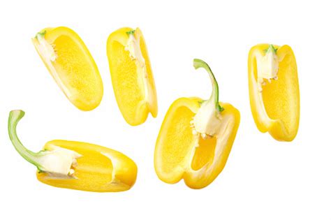 흰색 배경에 고립 된 신선한 얇게 썬 노란색 피망 세트 위쪽 보기 건강한 식생활에 대한 스톡 사진 및 기타 이미지 건강한 식생활 과일 단고추 Istock