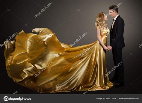 Скачать Пара женщина в золотом шелковом платье и мужчина слон — стоковое изображение Women