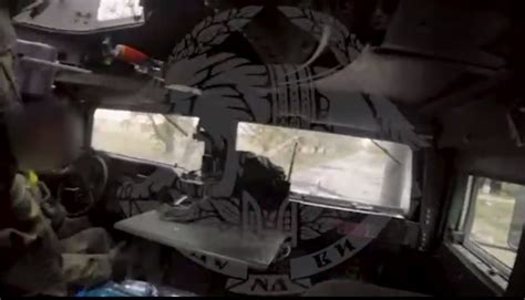 Дивом вижили ССО зсередини показали приліт із російського танка у свою машину ВІДЕО