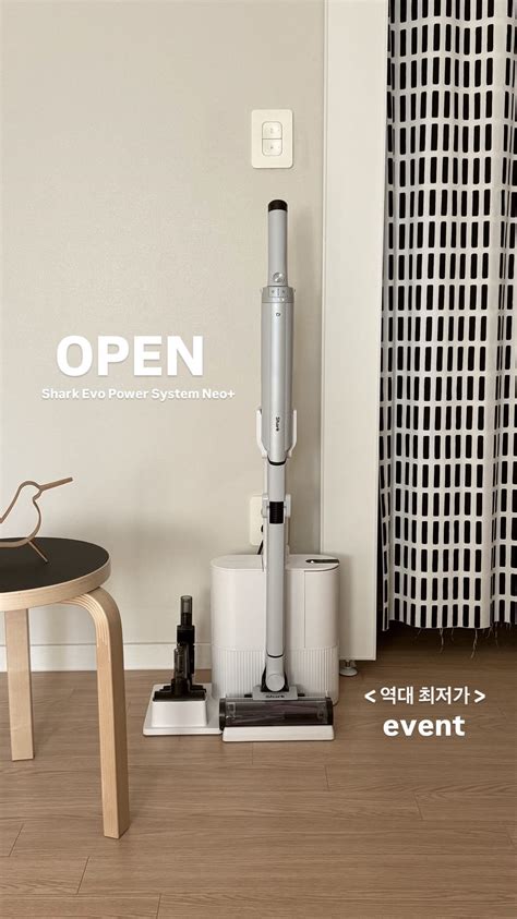 어반데이 조소현 신혼집인테리어 소파밑이나 가구 밑 틈새는 하루만 청소 안해도 먼지가 쌓이는게 참 신기해요😶‍🌫️ 먼지 알레르기 비염있는데 아이랑 반려견까지