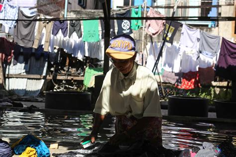 Dvb ကိုဗစ်ကာလ အောင်မြေသာဇံမြို့နယ်ရှိ ဒိုဘီကန် အလုပ်သမားများအခက်ကြုံ ဓာတ်ပုံ