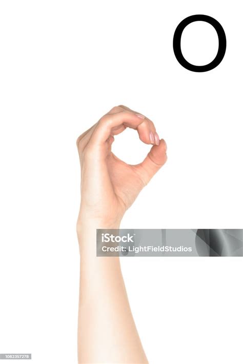 라틴 문자o 귀 머 거리와 벙어리 언어 흰색 절연을 보여주는 여자의 부분 보기 감각 지각에 대한 스톡 사진 및 기타 이미지